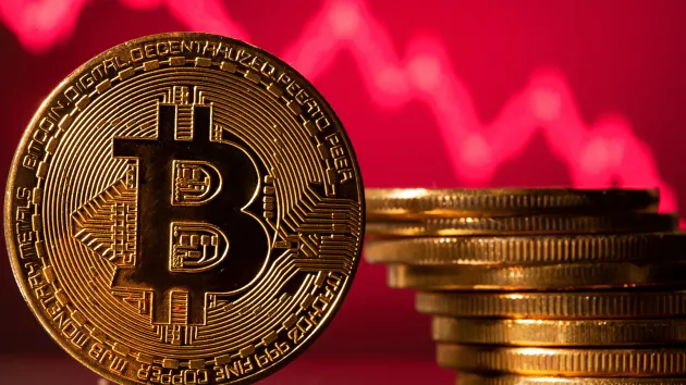 Bitcoin price drops below expert predicts a crash